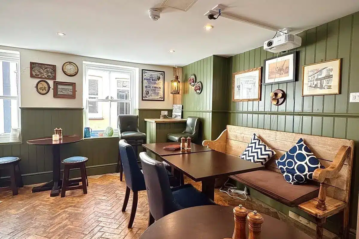 Best Pubs in Padstow for a Holiday Pint | Harbour Holidays